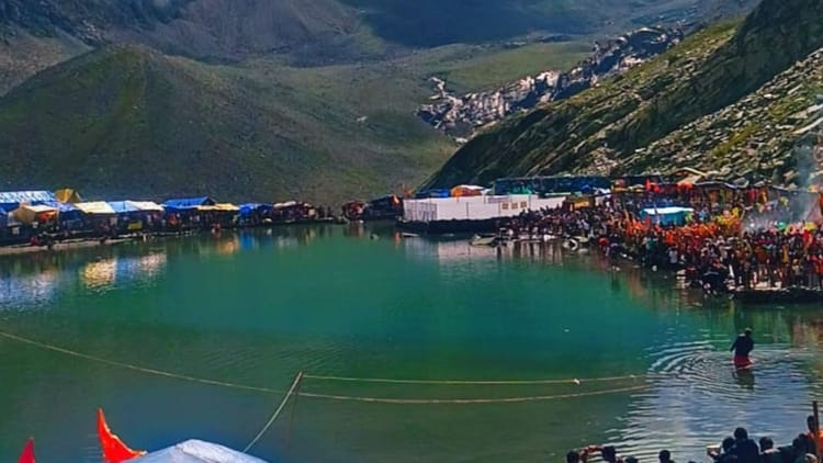 Manimahesh Yatra :मणिमहेश में छोटी शाही स्नान पर 20 हजार ने लगाई आस्था ...