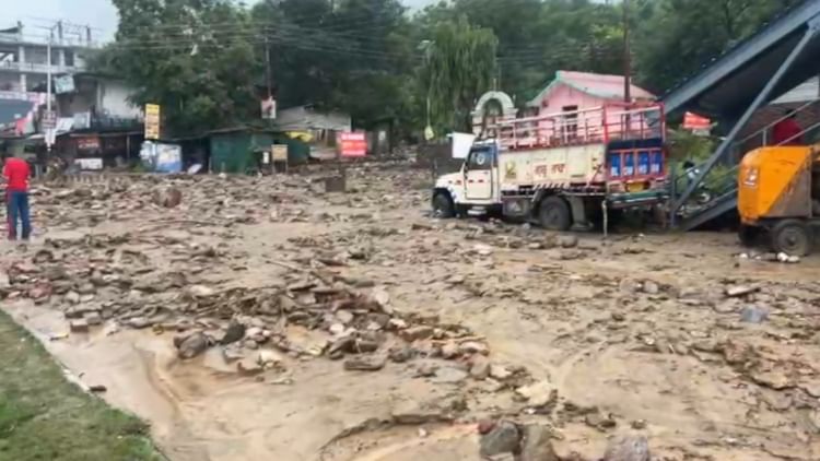 Rain Wreaked Havoc In Mandi Himachal Pradesh, Vehicles Washed Away Water And Debris Entered Many ...