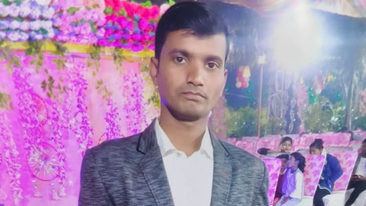 Kanpur: Footwear Artisan Struggling With Stress Commits Suicide - Amar ...