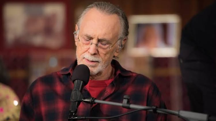 Krishna Das:मशहूर अमेरिकी भजन गायक कृष्णा दास महीनों बाद फिर आएंगे भारत ...