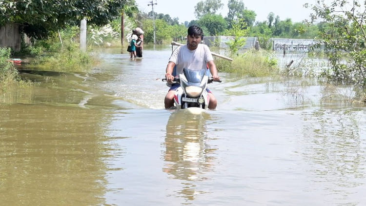 Kanpur:गंगा का जलस्तर चेतावनी बिंदु से ऊपर पर खतरे के निशान से 27 सेमी ...