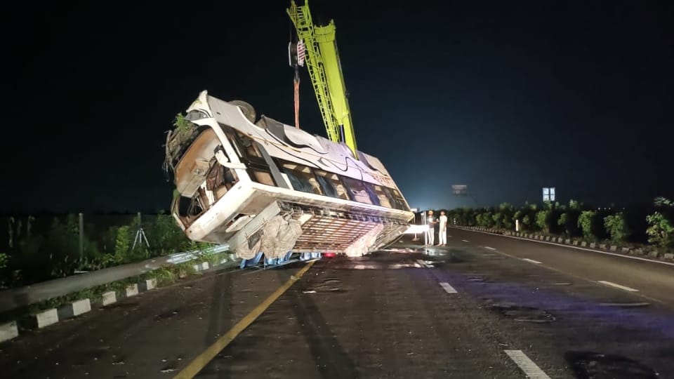 Up:आगरा-लखनऊ एक्सप्रेस वे पर दर्दनाक हादसा, 30 फीट गहरी खाई में पलटी ...