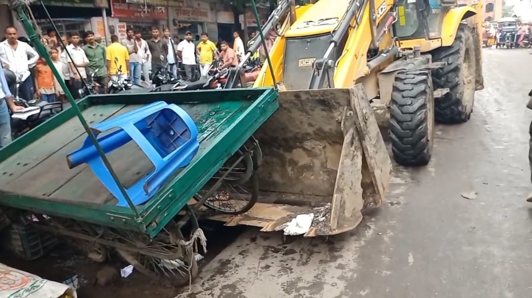 Bihar News: अतिक्रमण के खिलाफ प्रशासन की सख्ती, सड़क और फुटपाथ को कराया ...