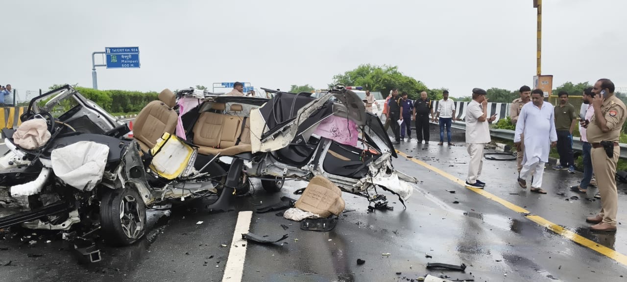 Expressway Accident:कार के उड़े परखच्चे, लाशों की ऐसी हालत...देखने वाले ...