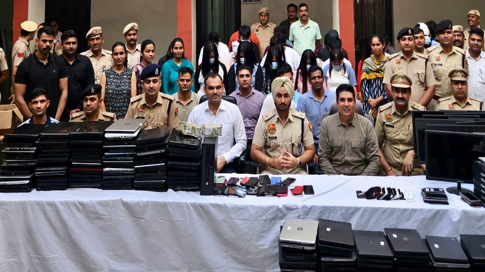 85 कर्मचारी गिरफ्तार:145 लैपटॉप, 140 मोबाइल... पंचकूला में पुलिस रेड ...