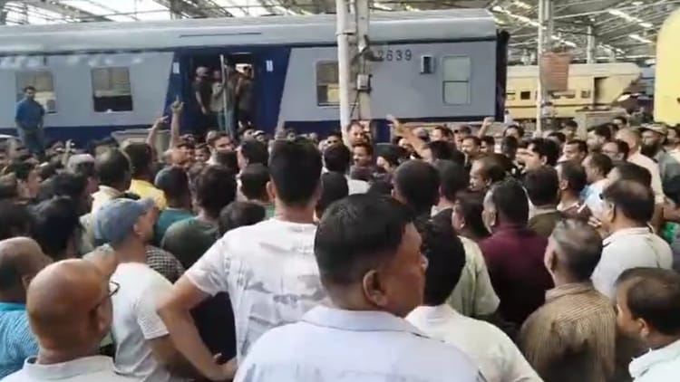 Up:बरेली में रेलवे कारखाना में कोच की मरम्मत के दौरान लगी आग, महिला ...