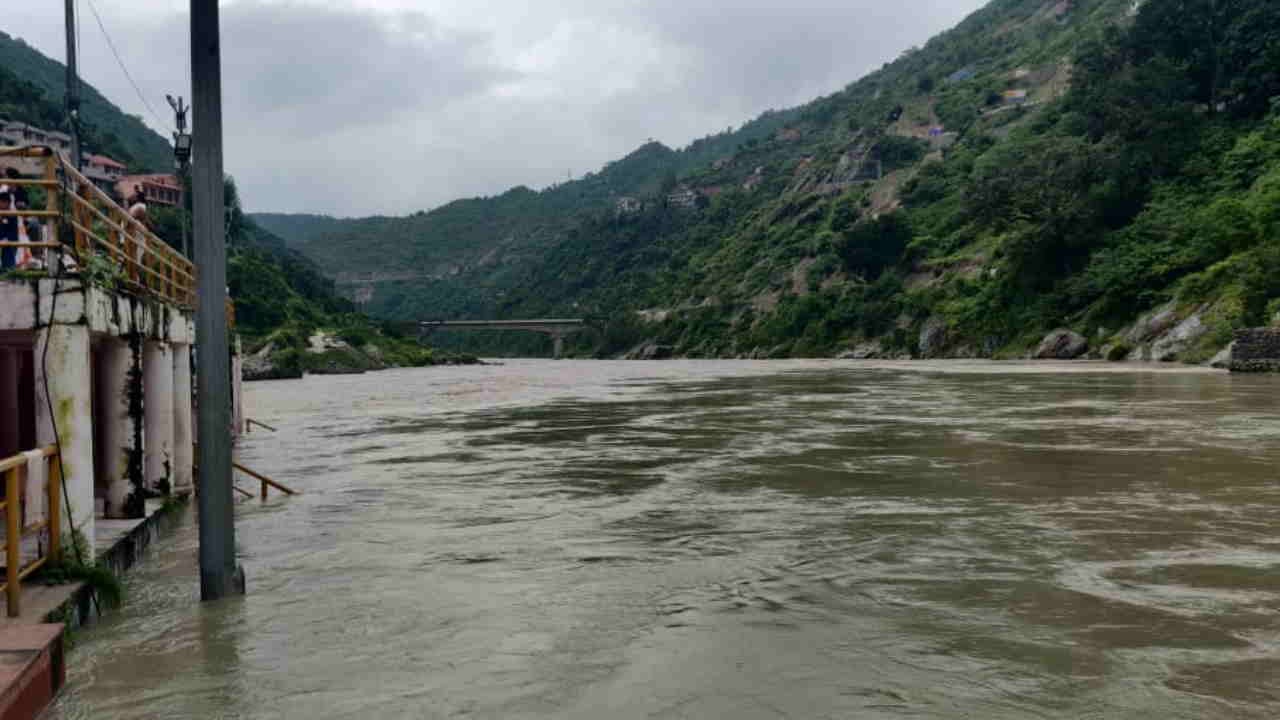 Uttarakhand:त्रिवेणी घाट लाउडस्पीकर से अलर्ट, देवप्रयाग में अलकनंदा ...