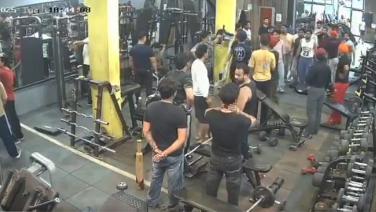 Viral Video:जिम में अकेले शख्स को पीटने आई लड़कों की भीड़, रॉड से सिर ...