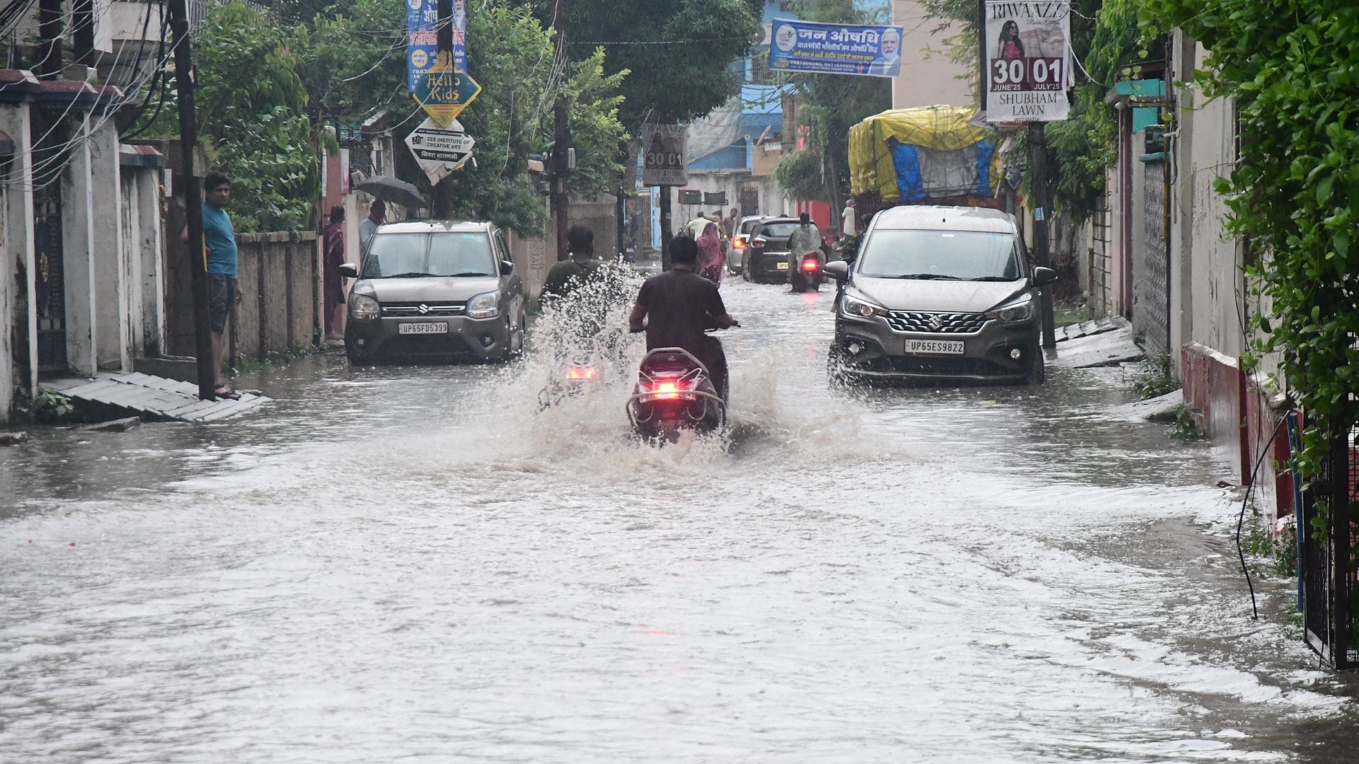 Varanasi News:काशी में बारिश... 48 घंटे में 202 मिलीमीटर बारिश, चौराहे ...