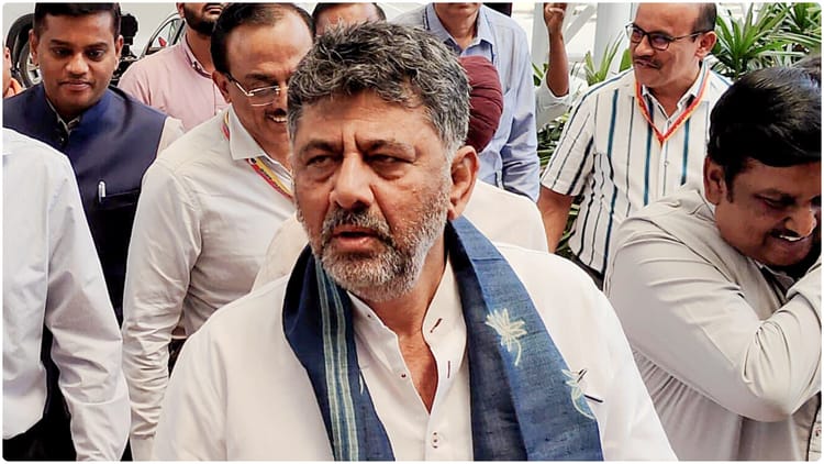 Karnataka:'डीके शिवकुमार का एक पैर पहले से भाजपा की तरफ है', डिप्टी ...