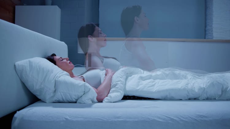 Sleeping Problem:रात में बार-बार नींद टूटना हो सकता है इन गंभीर ...