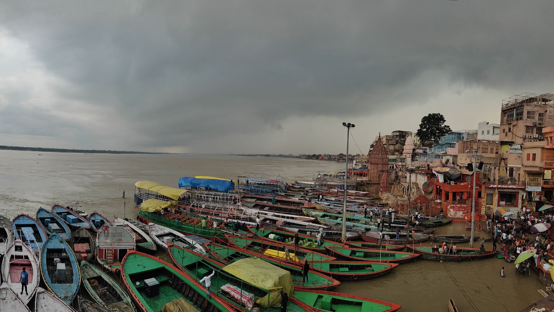 Varanasi Weather:24 घंटे में 50 मिमी बारिश, पुराने मकान की दीवार-खिड़की ...