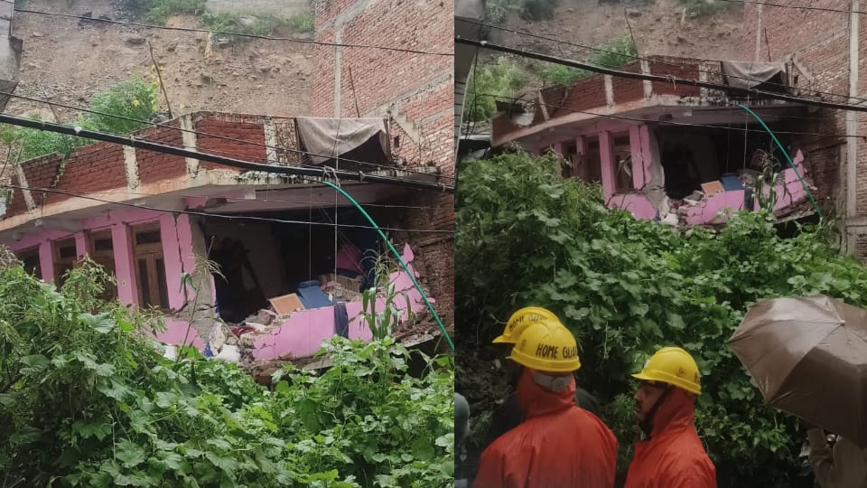 Landslide In Kullu Himachal Two Houses Hit Ndrf Rescue Operation Weather Today - Amar Ujala ...