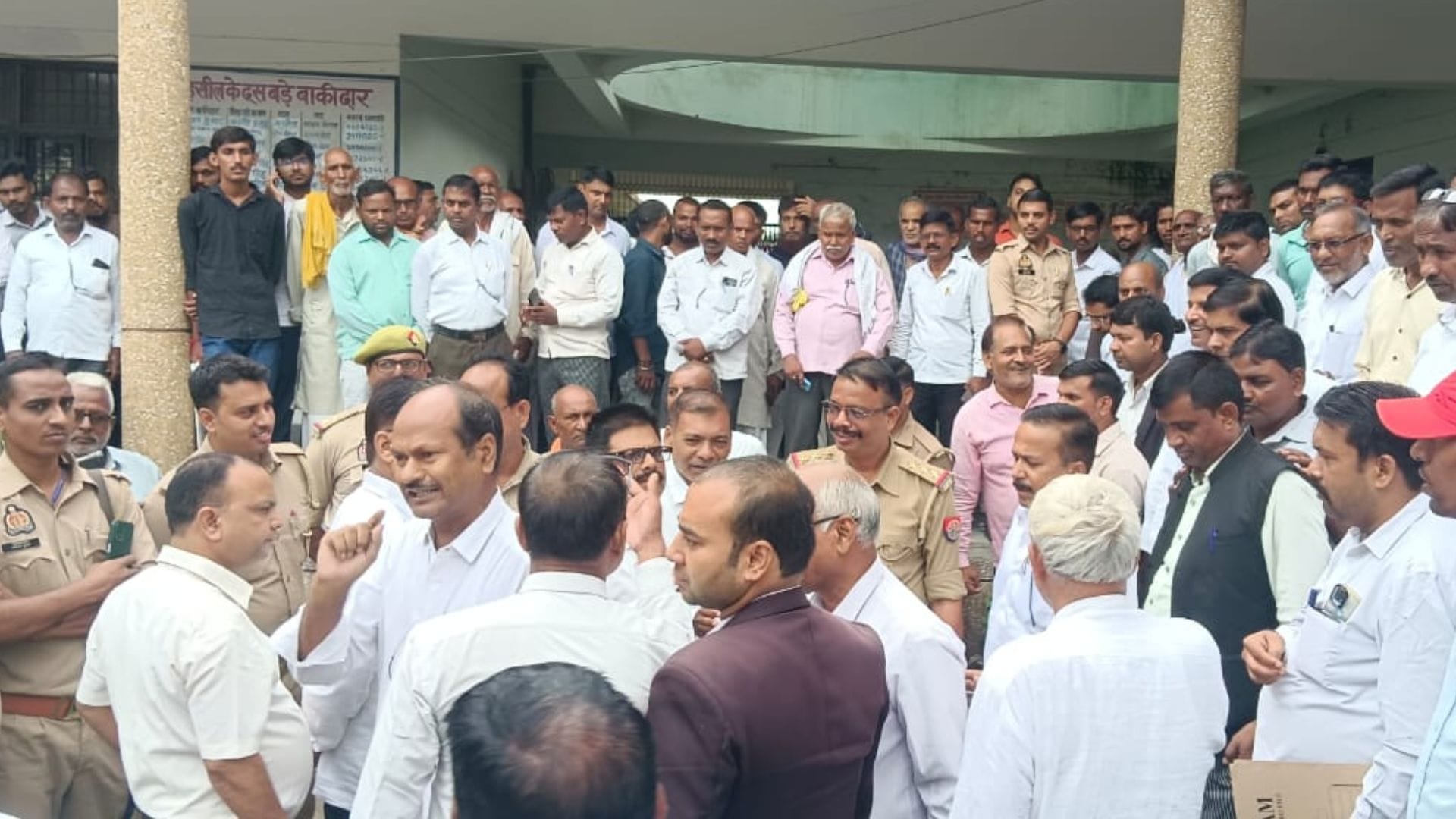 Mau News:भ्रष्टाचार का आरोप लगा अधिवक्ताओं ने तहसीलदार कार्यालय और ...