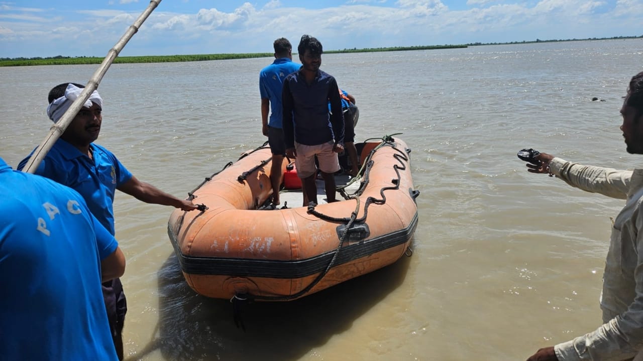 Lakhimpur Kheri:शारदा नदी उफनाने से समदहा बंधा फटा... बाढ़ में फंसे 50 ...