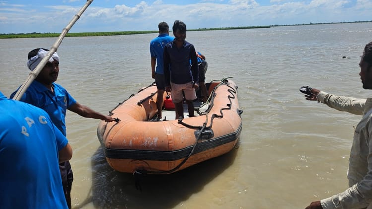 Lakhimpur Kheri:शारदा नदी उफनाने से समदहा बंधा फटा... बाढ़ में फंसे 50 ...