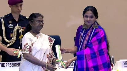 President Gave National Teacher Award To Prof Vibha Sharma Amu - Amar ...