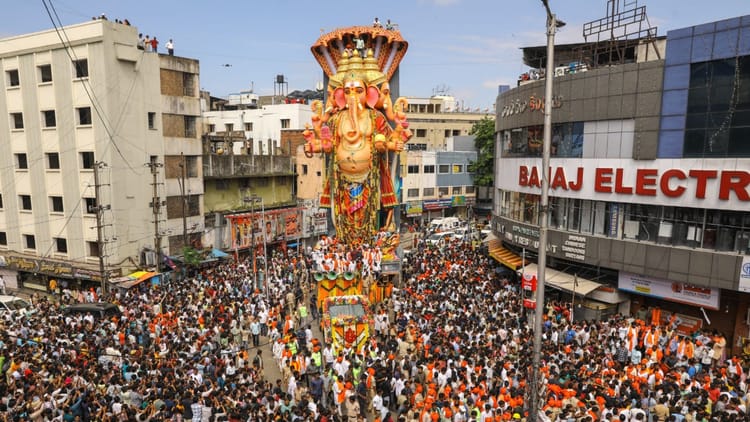 Ganesh Visarjan 2025 Updates People Amid Rain In Mumbai Bidding ...