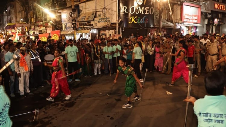 Indore News:झांकियों के बीच बड़ी कार्रवाई, 40 बदमाश गिरफ्तार, हथियार भी ...