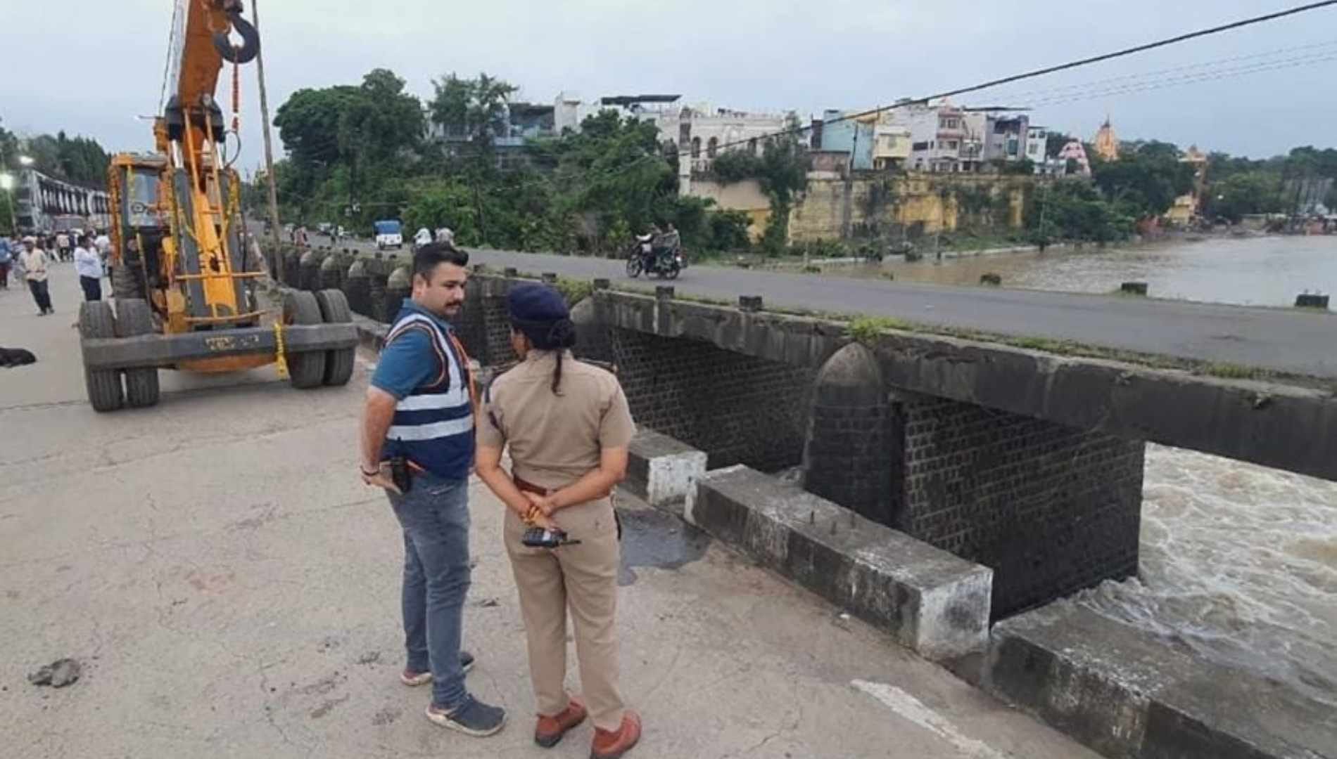 Ujjain News:शिप्रा नदी में पुल से गिरी कार की तलाश जारी; पुलिस की वर्दी ...