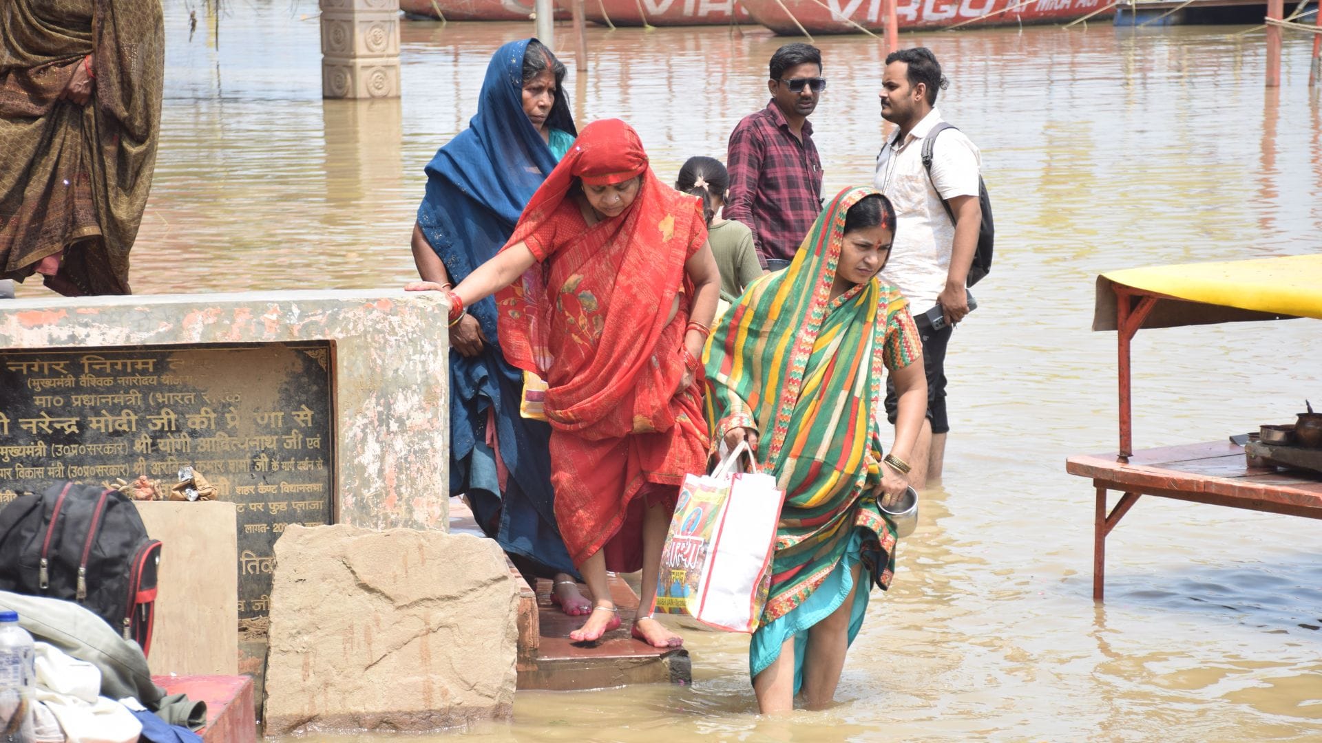 Flood In Varanasi:इस सीजन में तीसरी बार चेतावनी बिंदु पार कर गईं गंगा ...