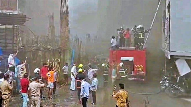 Mumbai Fire:मुंबई के दहिसर में 24 मंजिला इमारत में लगी आग, मची अफरा ...