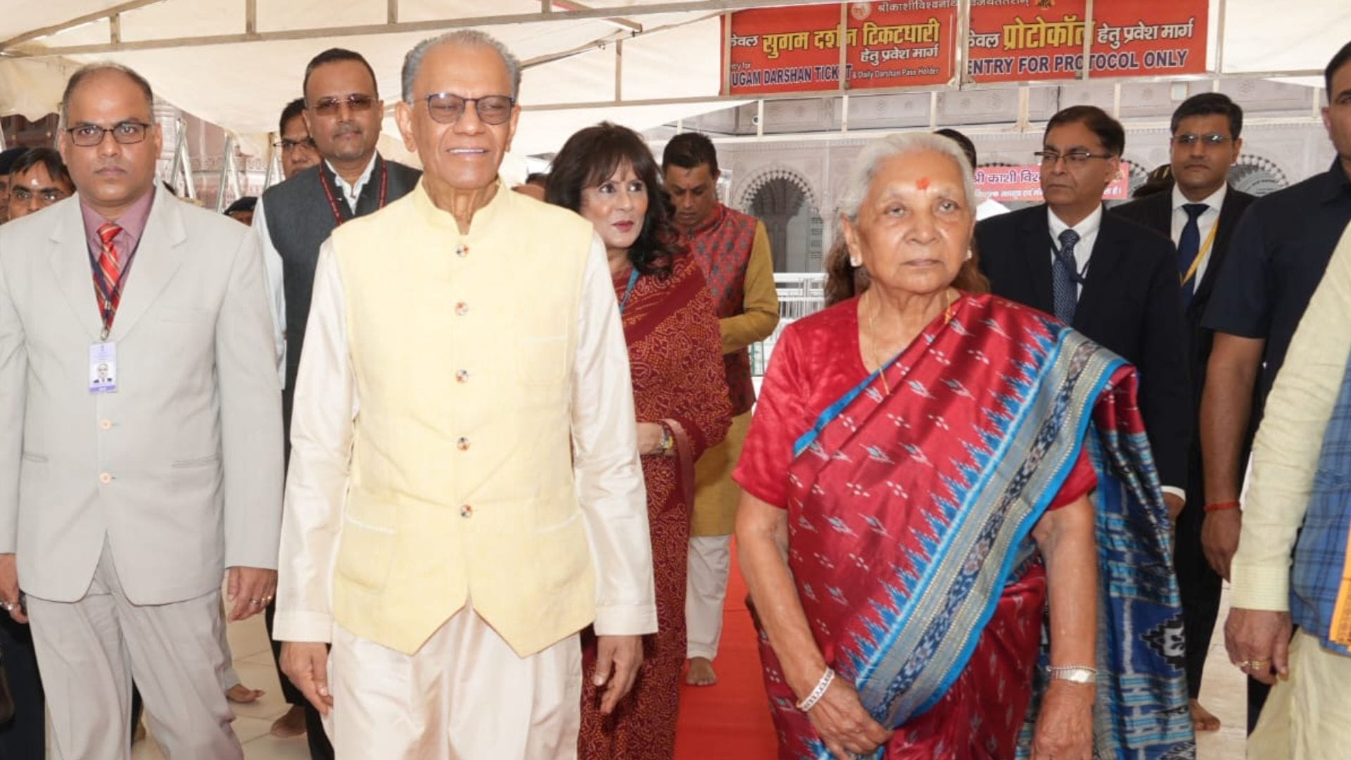 Mauritius Pm In Varanasi:मॉरीशस के प्रधानमंत्री ने पत्नी संग किए बाबा ...