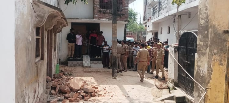 Gonda:पुराने मकान की छत गिरी, मलबे में चार लोग दबे, एक की मौत, अफरातफरी ...