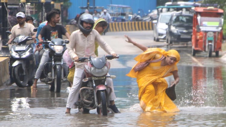 Rain In Varanasi:बारिश के बाद पानी निकलने में लग गए आठ घंटे से ज्यादा ...