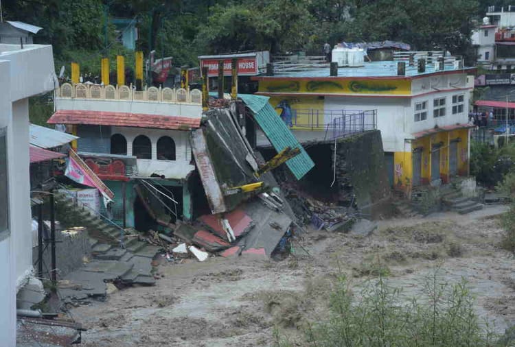 Dehradun Disaster:डीआईटी कॉलेज के पास पीजी की दीवार गिरने से नदी में ...
