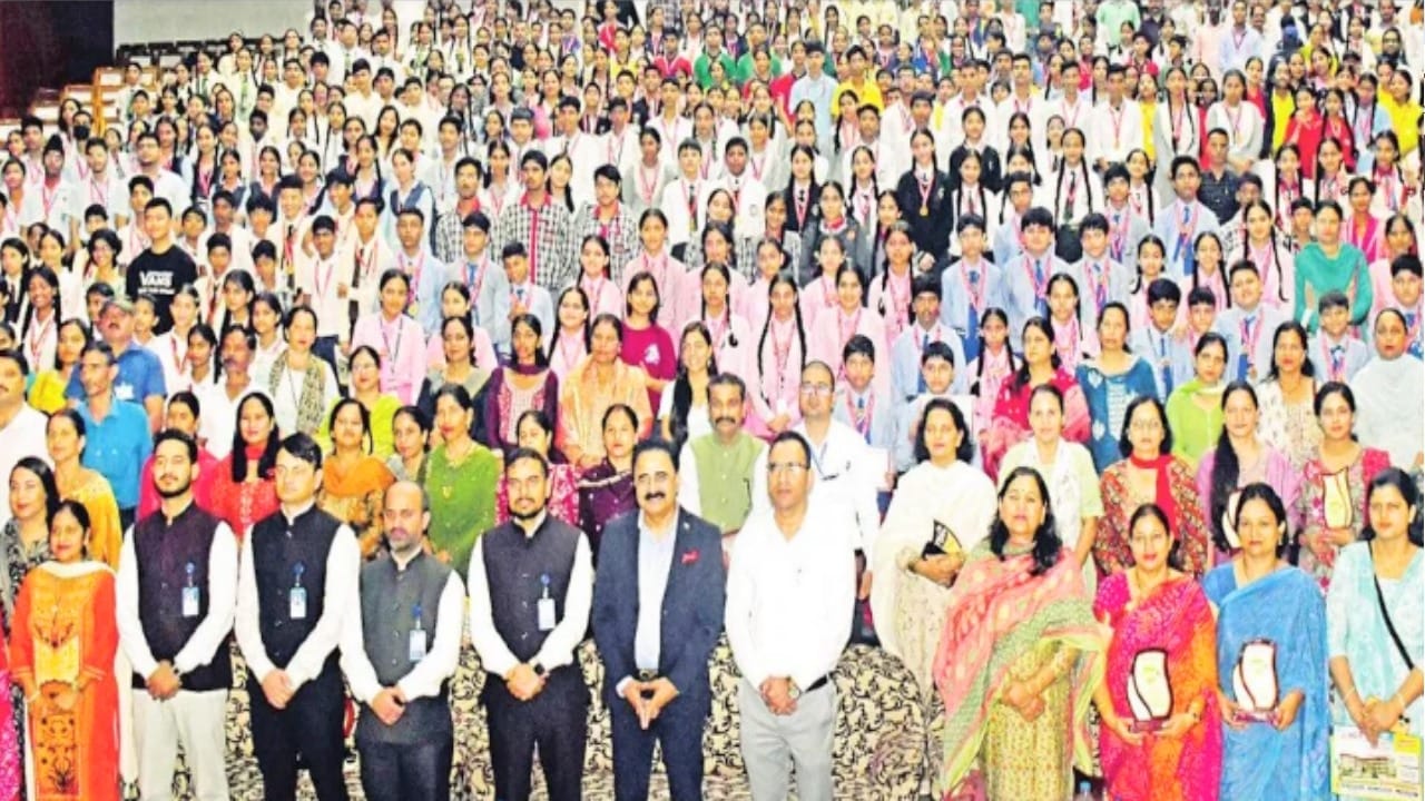 Amar Ujala Bhavishya Jyoti Samman: 528 Meritorious Students From 24 Schools Were Delighted After ...