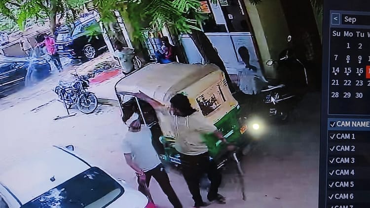 Up:भाजपा नेता के चाचा को बीच सड़क पर लाठी-डंडों से पीटा, कपड़े तक फाड़ ...