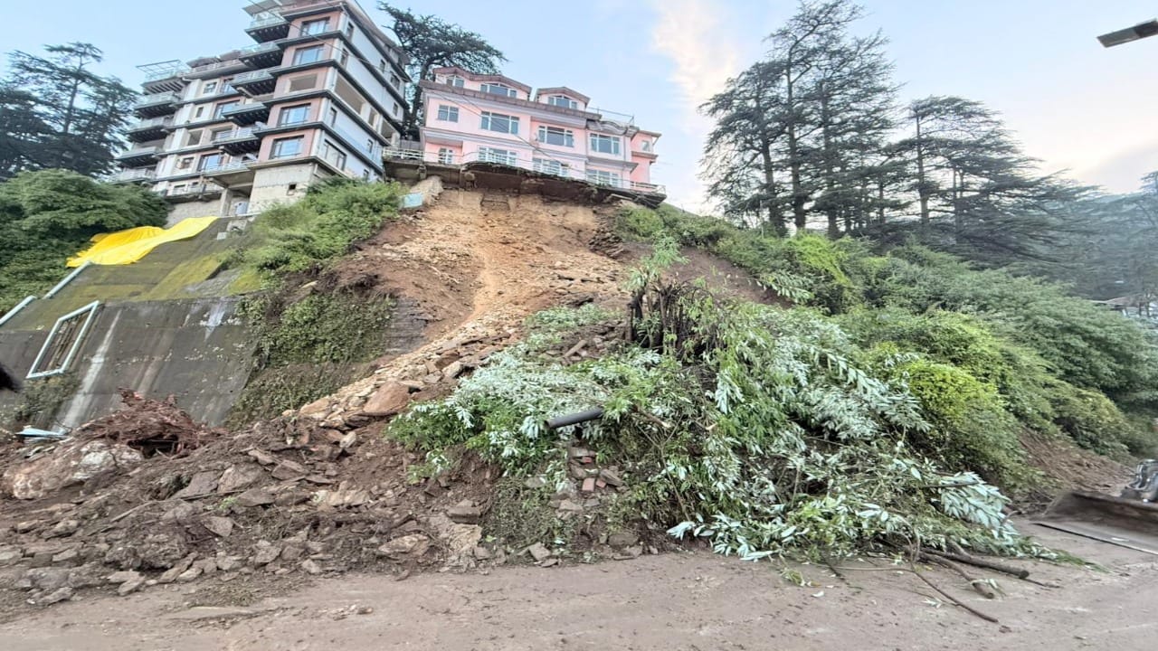 Shimla Landslide:हिमलैंड में सर्कुलर रोड पर भारी भूस्खलन, भवन को खाली ...