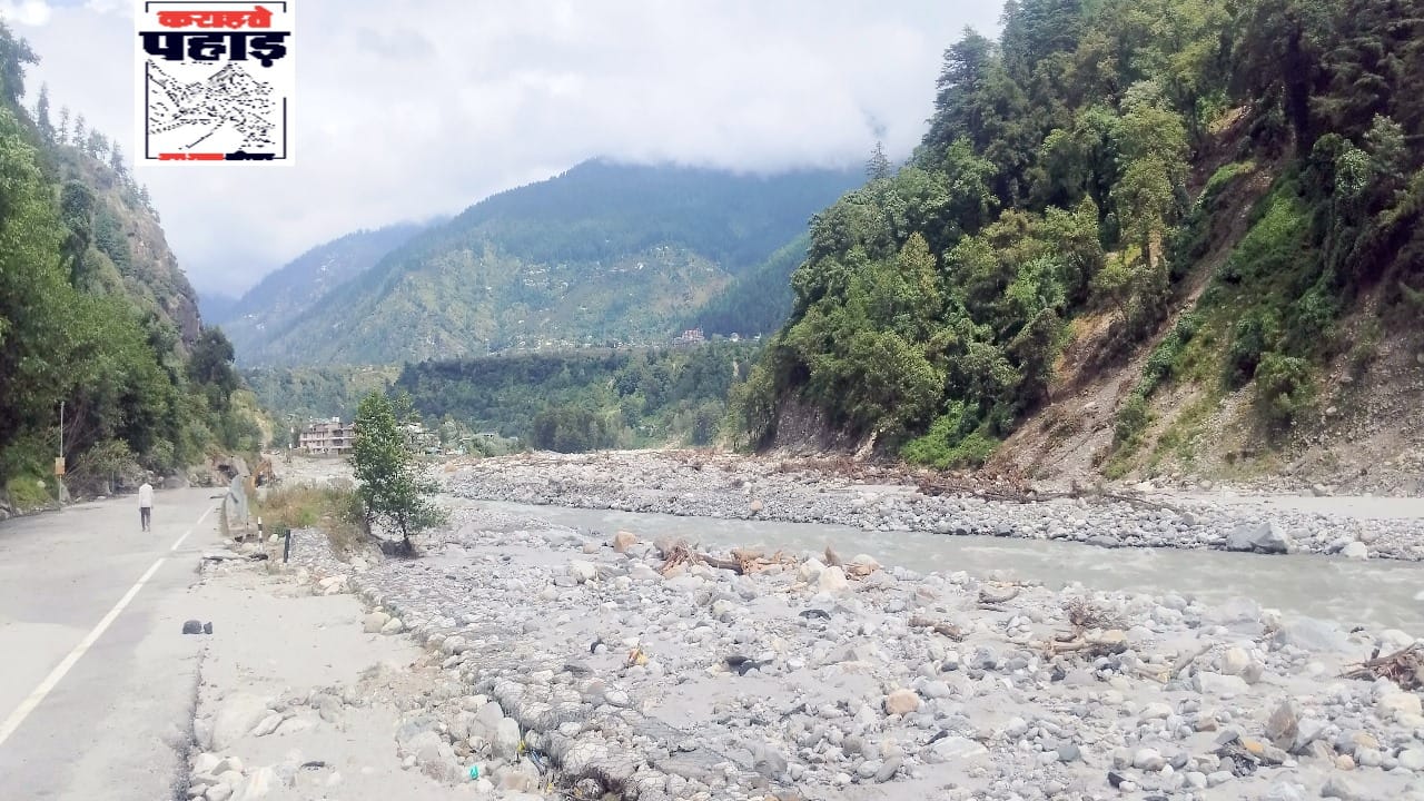 कराहते पहाड़:ब्यास नदी का रुख मोड़ रहा मलबा, फाइलों में अटकी तटीकरण की ...