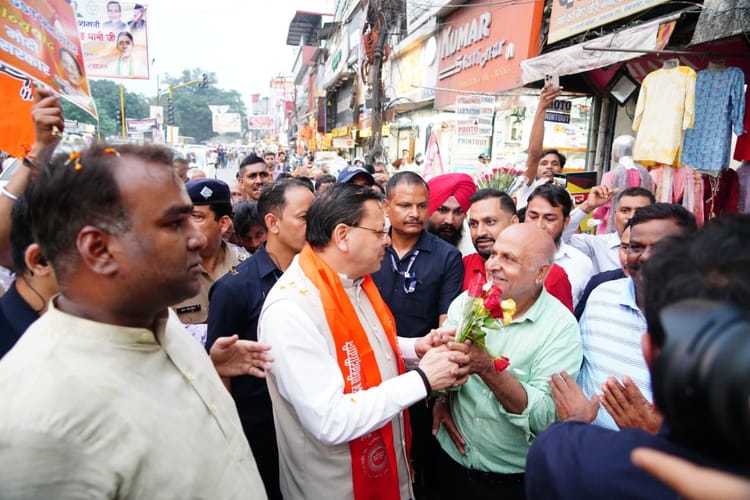 जीएसटी बचत उत्सव:देहरादून में प्रेमनगर बाजार पहुंचे सीएम धामी, व्यापारियों से लिया घटे स्लैब पर ...