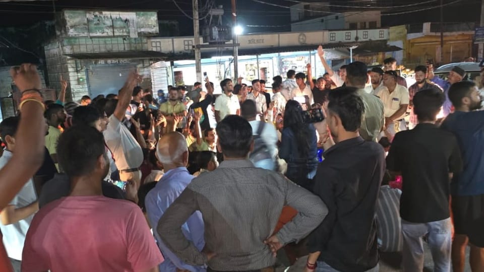 Vikasnagar:आपत्तिजनक वीडियो पर भड़के बजरंग दल कार्यकर्ता, कोतवाली के ...
