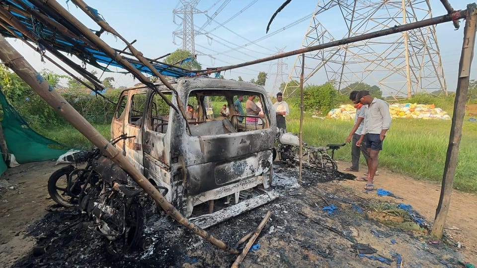 Korba Crime:शरारती तत्वों ने गाड़ी और दो बाइक को किया आग के हवाले, गांव ...
