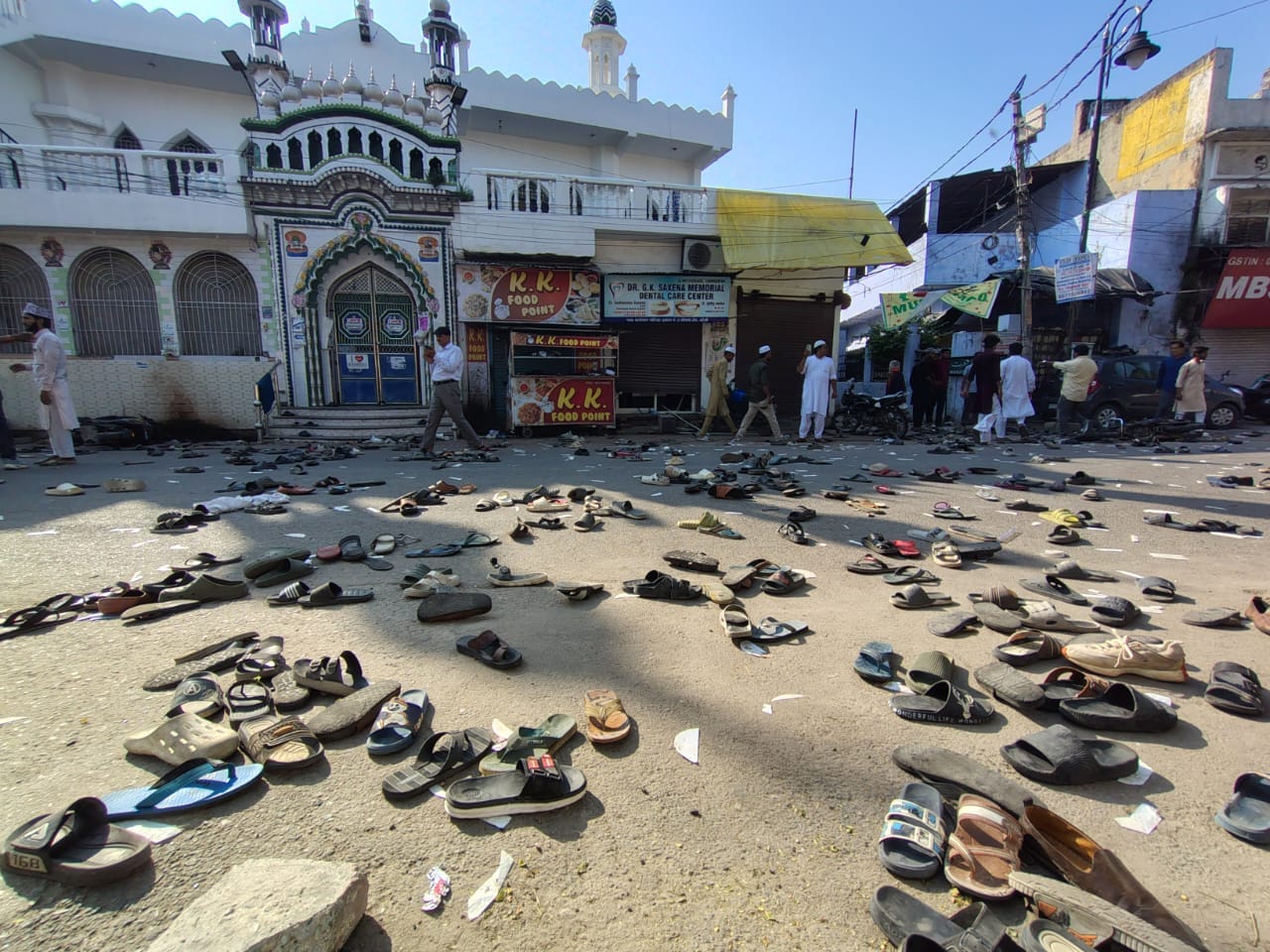 Bareilly Violence Live:नमाज के बाद बैनर लेकर सड़क पर उतरी भीड़, पुलिस का लाठीचार्ज; मौलाना तौकीर ...