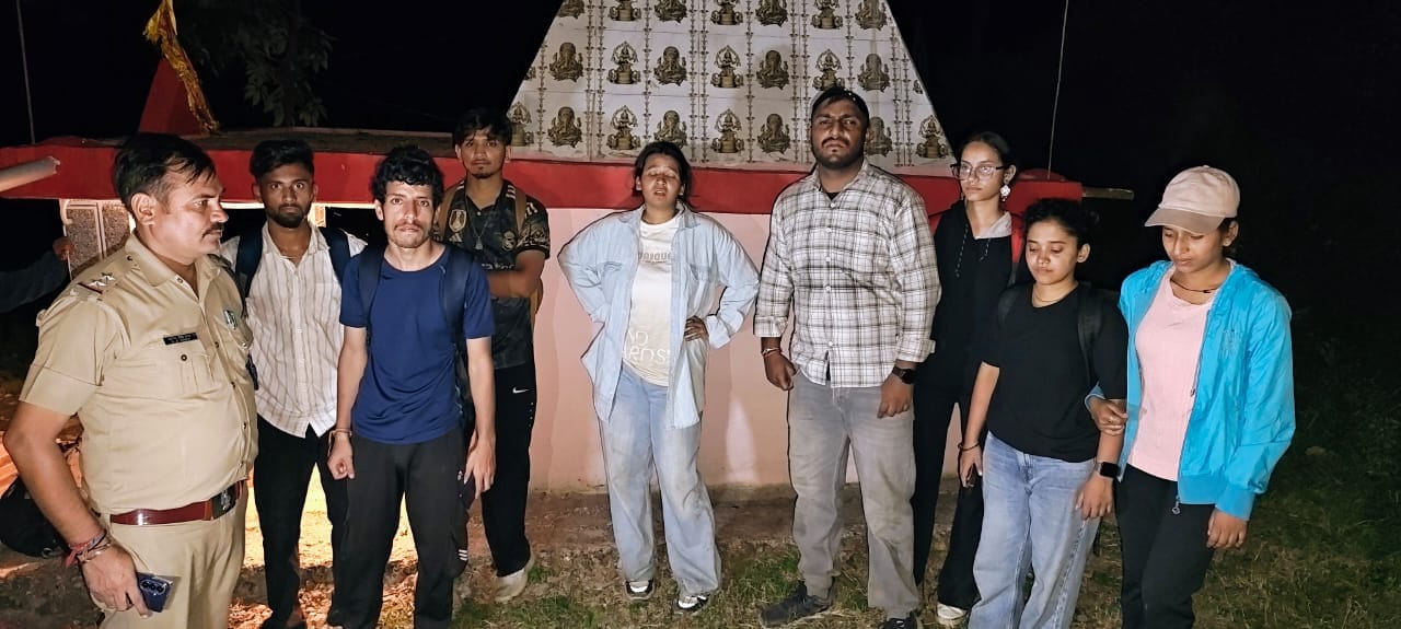 Dehradun:भद्रराज मंदिर की ओर ट्रैकिंग पर गए युवक-युवतियां भटके रास्ता ...