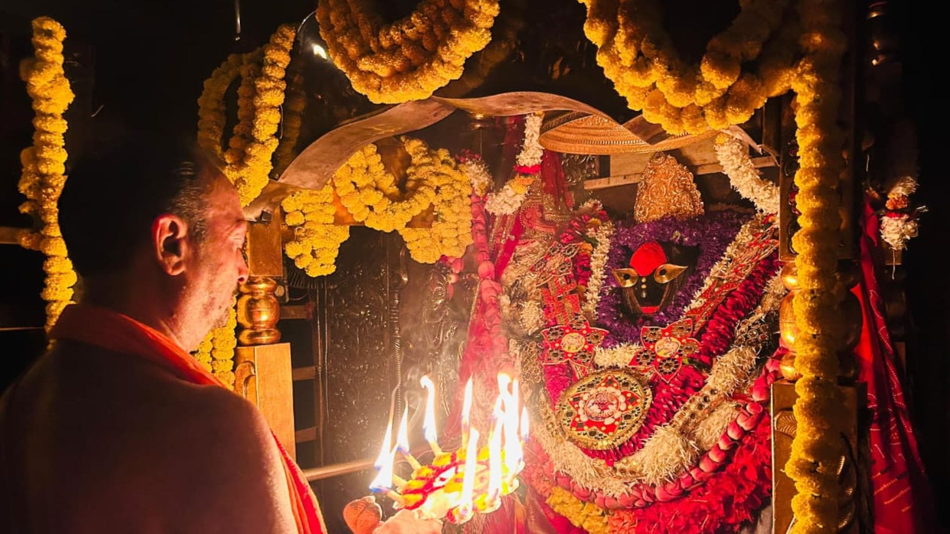 Vindhyachal Dham:जयकारे से गूंजा आदिशक्ति मां विध्यवासिनी का दरबार ...