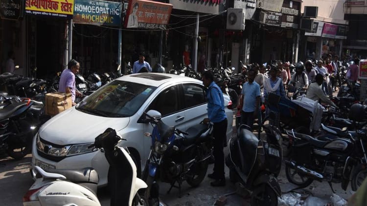Lucknow News:केवल योजनाएं बनीं... पार्किंग नहीं, दुकानदार और ग्राहक ...