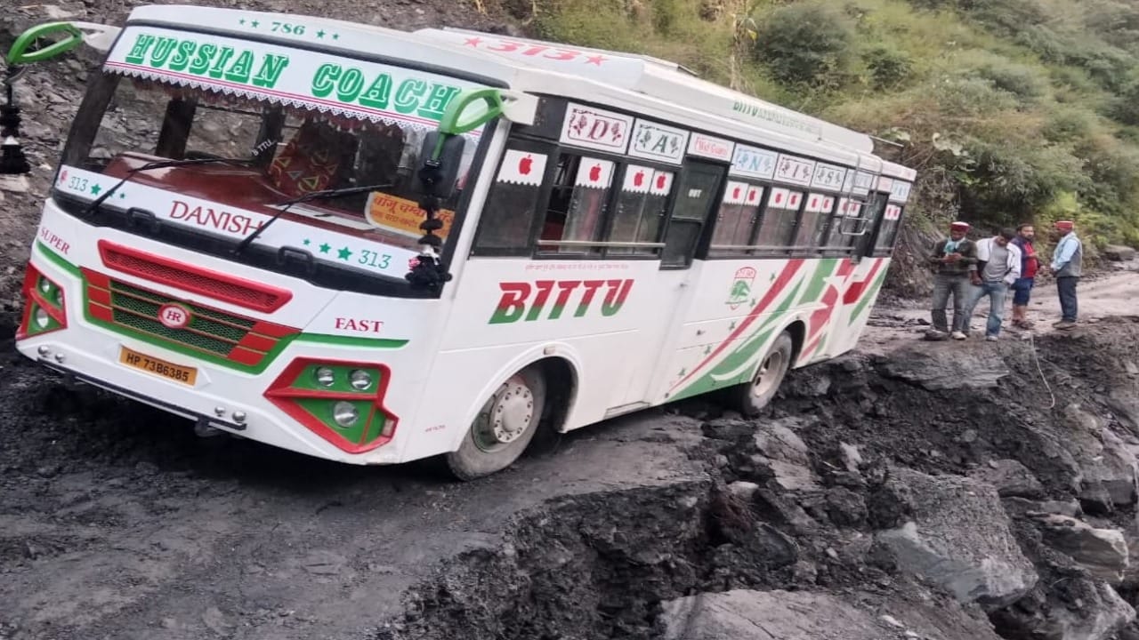 Chamba: Road Suddenly Caved In, The Bus Narrowly Escaped Falling Into A ...