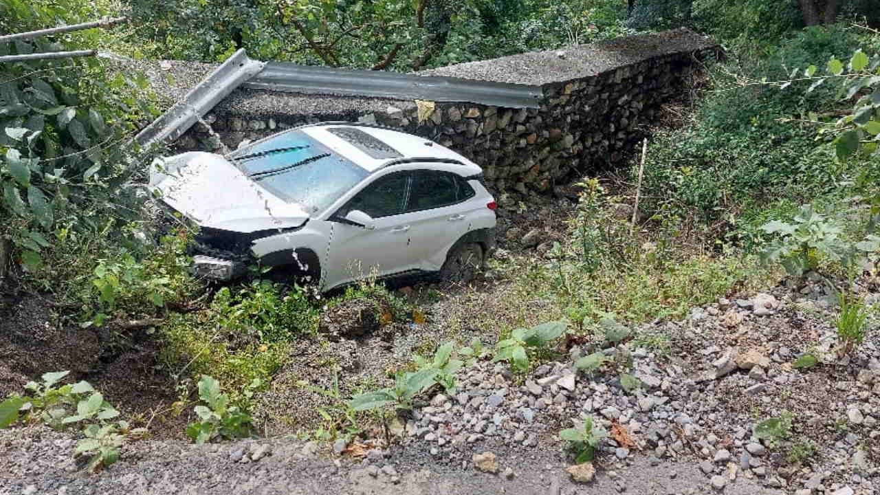 Mussoorie News:दिल्ली के यात्रियों का वाहन अनियंत्रित होकर सड़क से नीचे ...