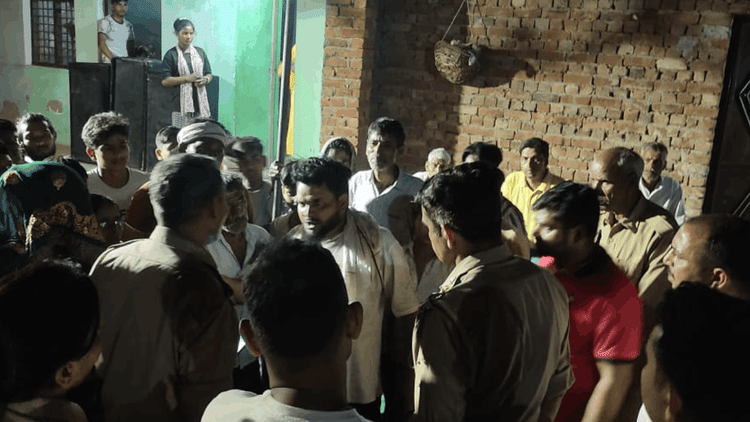 शौच... विवाद और टेंशन:दो समुदायों में कहासुनी के बाद जमकर पथराव, गांव ...