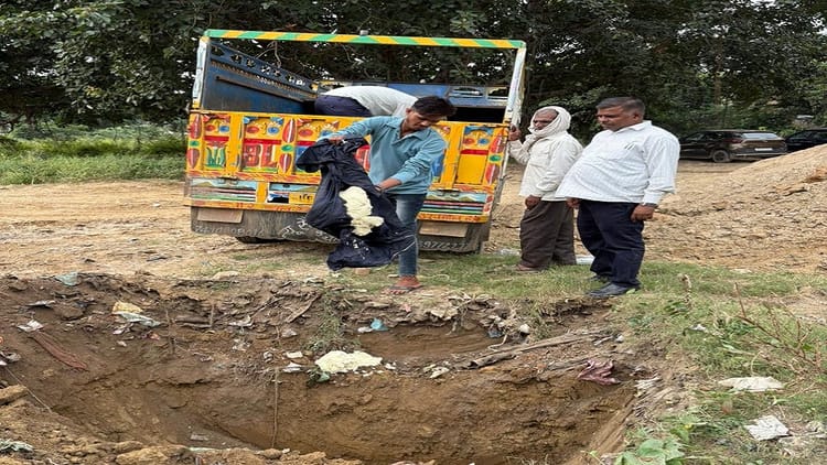 Up:एफएसडीए की टीम का खोआ मंडी में छापा...मच गई अफरातफरी, डलिया छोड़कर ...