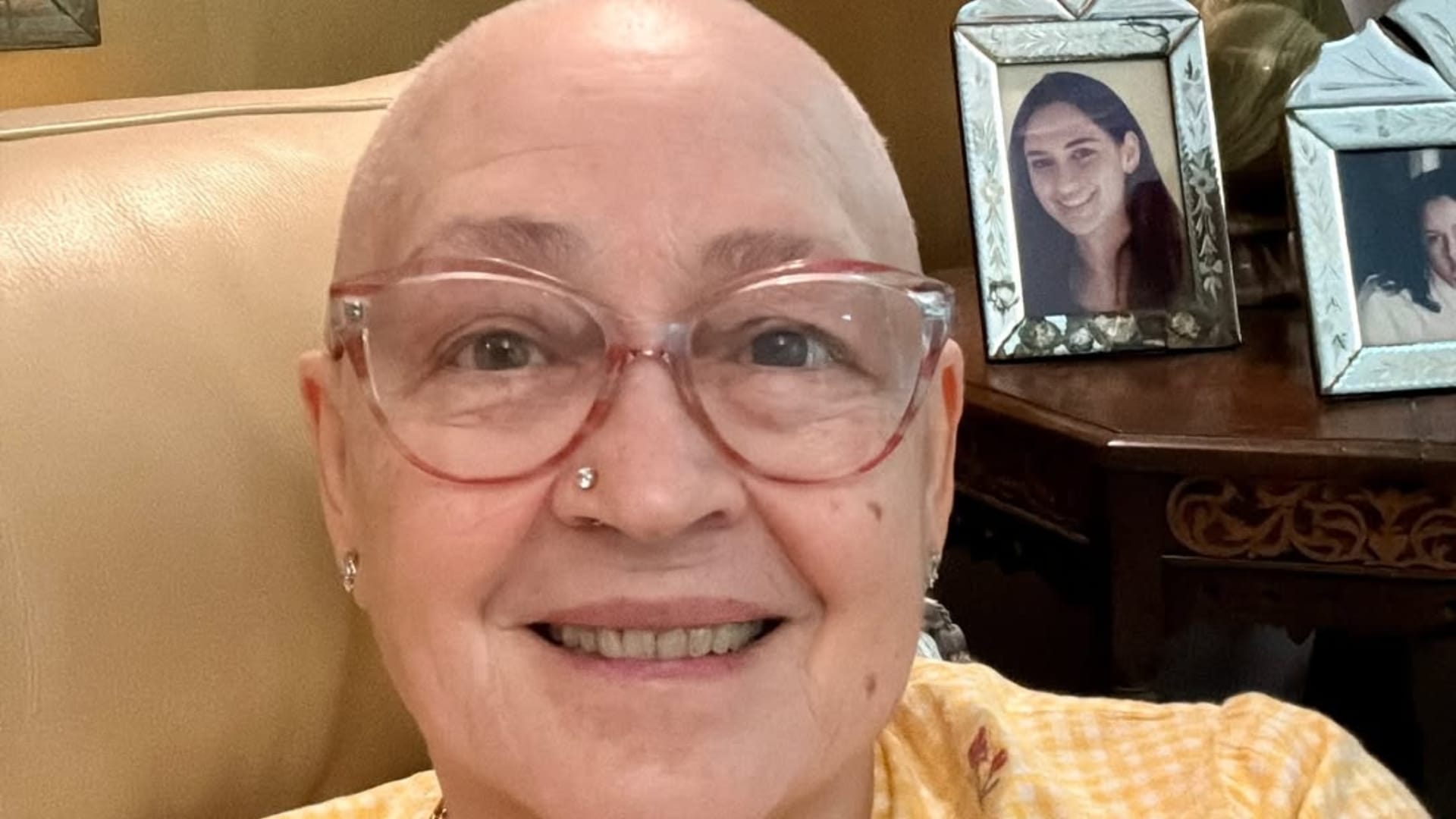 Nafisa Ali:नफीसा अली ने शेयर की बाल्ड लुक सेल्फी, पूजा बेदी से लेकर ...