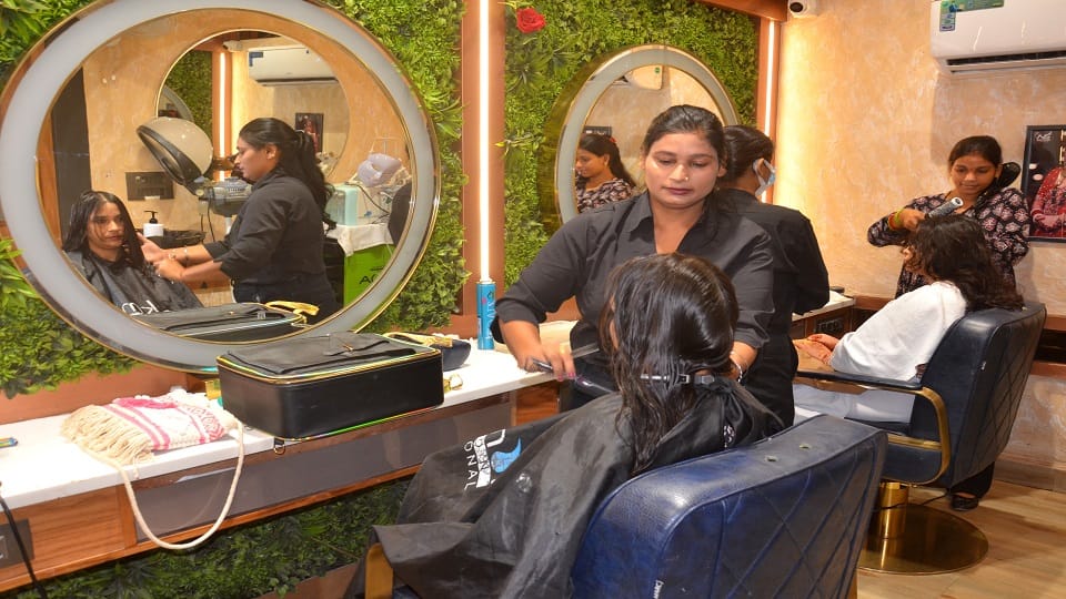 Salon And Beauty Parlor Market On Karva Chauth - Amar Ujala Hindi News Live - सजना है मुझे सजना ...