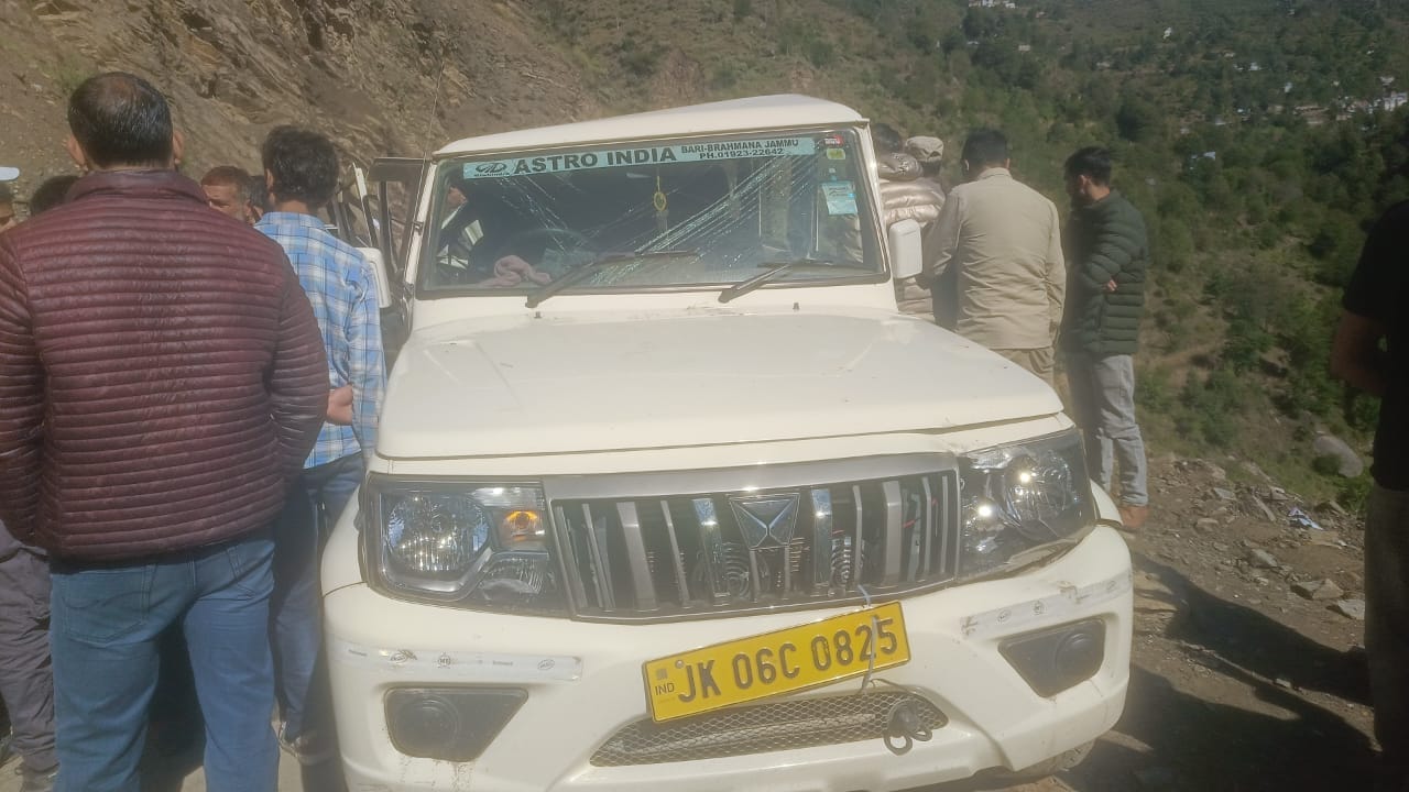 जम्मू कश्मीर के डोडा में बड़ा हादसा:चलती गाड़ी पर गिरा पत्थर, 32 वर्षीय ...