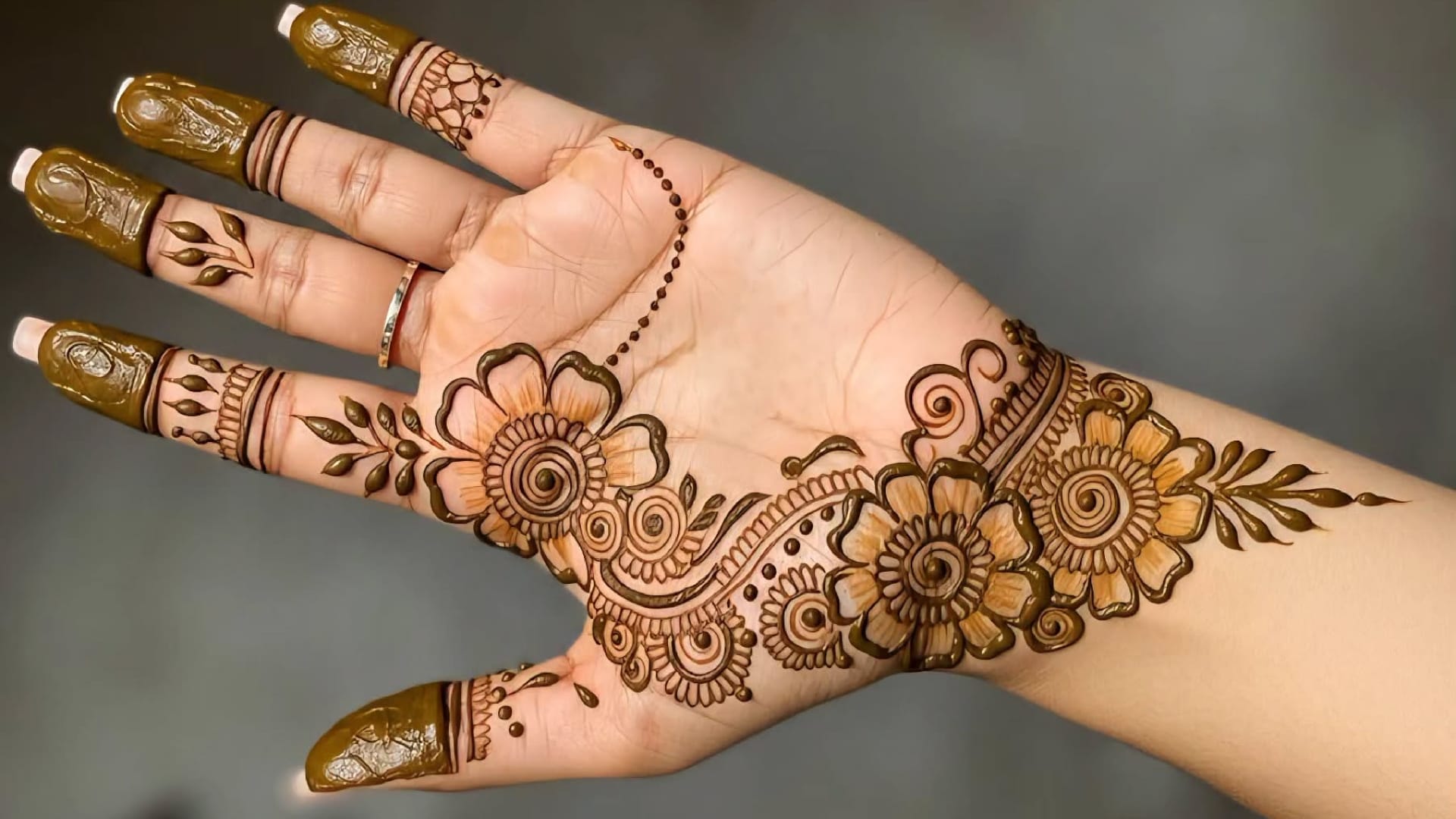 Trendy Mehndi Designs:अरेबिक से लेकर मिनिमल तक, इस करवा चौथ हाथों पर ...