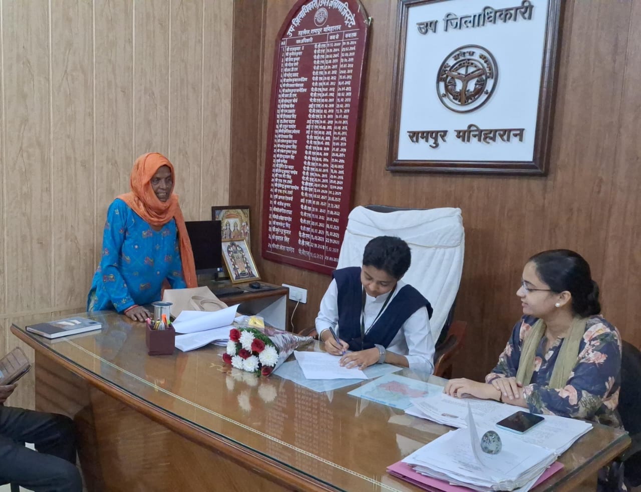 Saharanpur:हिमांशी बनीं एक दिन की एसडीएम, दीपांशी ने संभाला तहसीलदार का ...